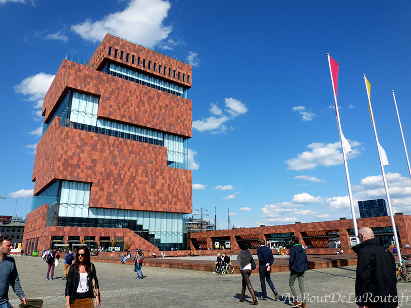 Balade urbaine dans les rues d'Anvers - Au bout de la route